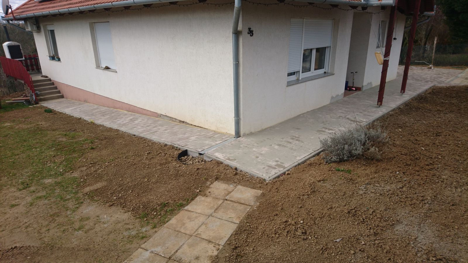 Gyód gépkocsi beálló és járda térkövezése - Sevenberg